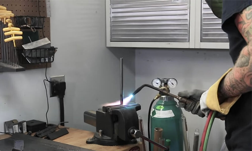 VIDEO: How To Install: A Rear Motorcycle Fender On a Triumph Chopper ...